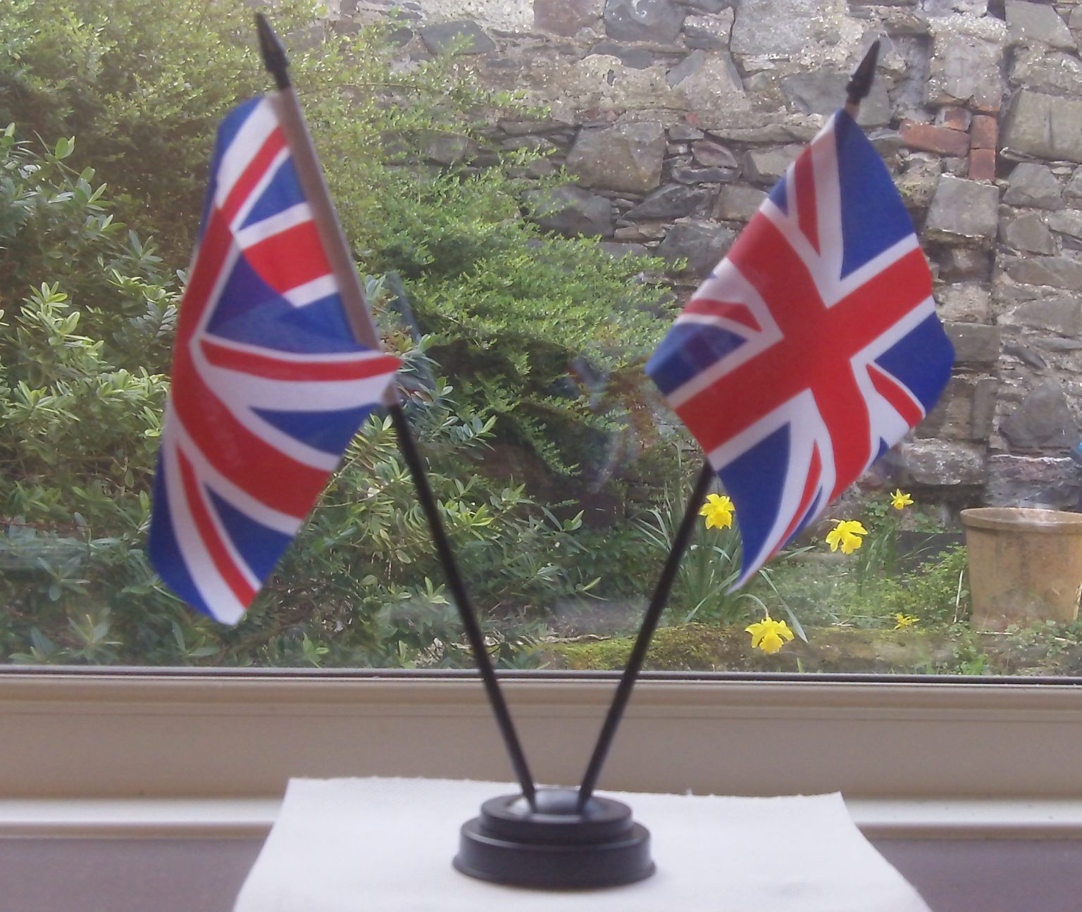 UK Union Flag table flags (Plastic). Two flags in one base. | Flags of ...